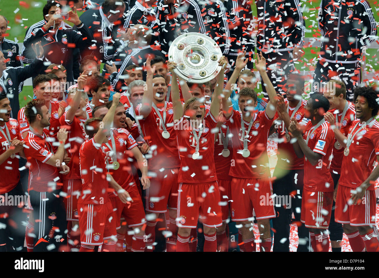 Munich's players celebrate with the championship shield after the ...