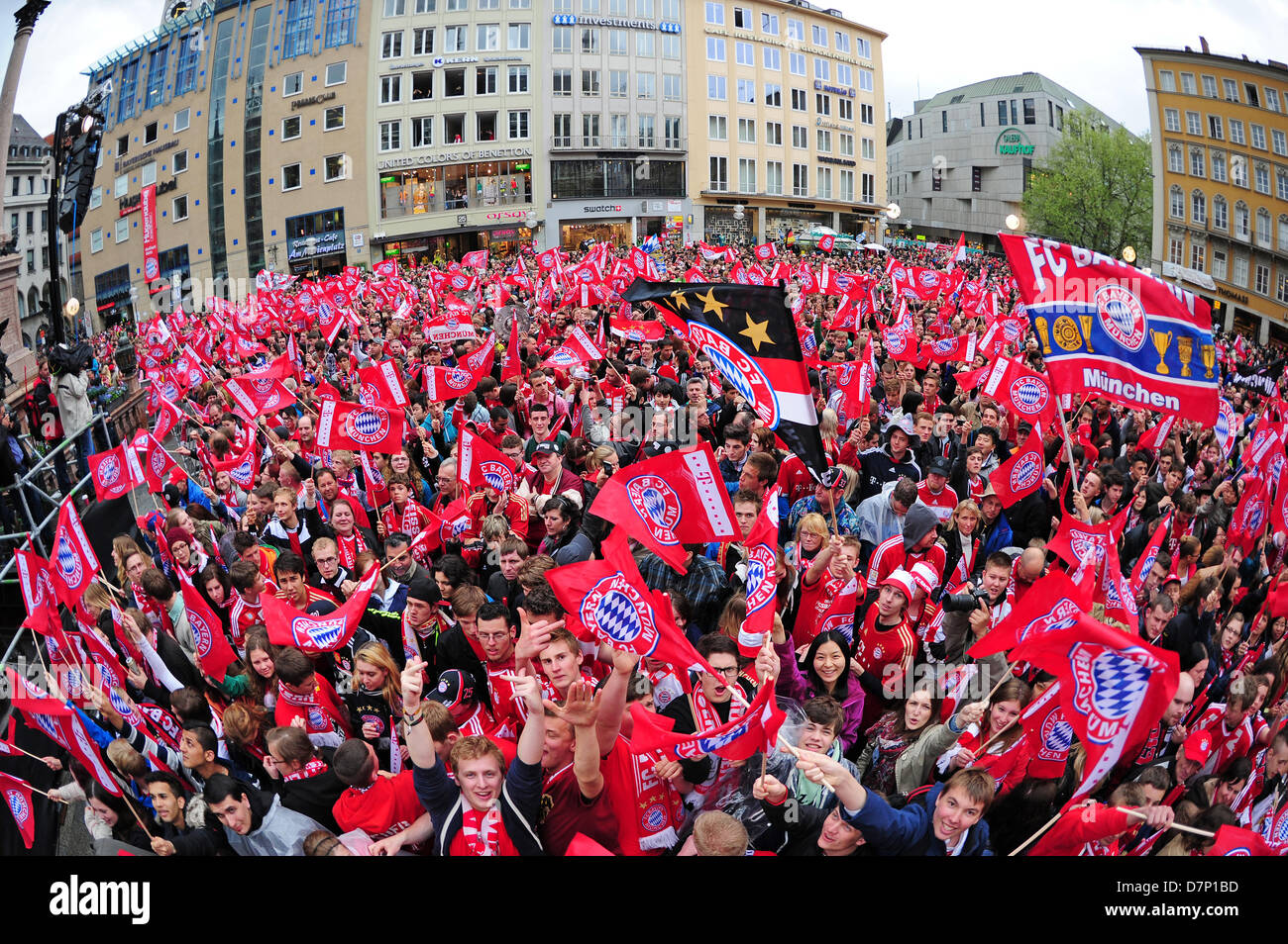 Hundresd of FC Bayern Munich fans celebrate outside of city hall in ...