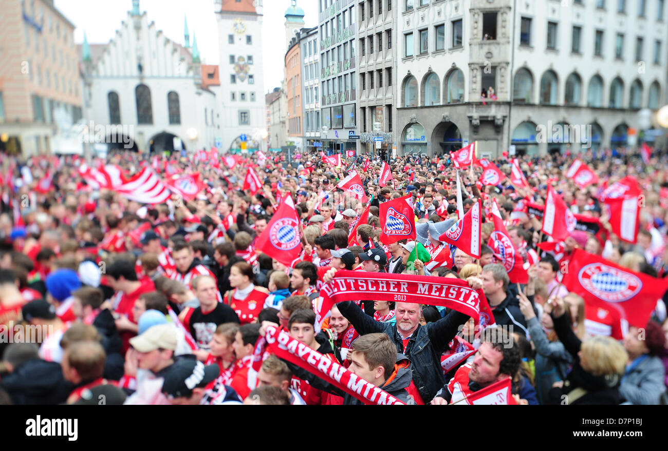 Hundreds of FC Bayern Munich fans celebrate outside of city hall in ...