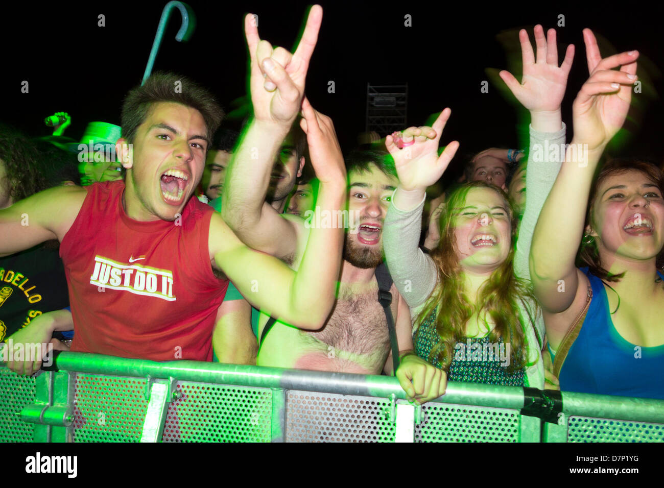 Crowd girls screaming hi-res stock photography and images - Alamy