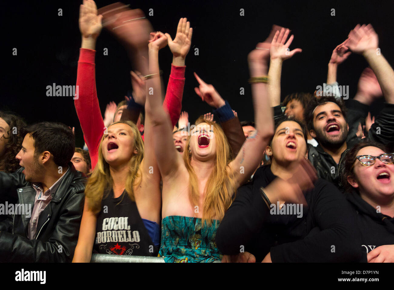 Crowd girls screaming hi-res stock photography and images - Alamy