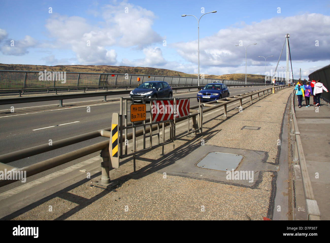Walkway cycleway and motorway traffic on Erskine Bridge Stock Photo - Alamy