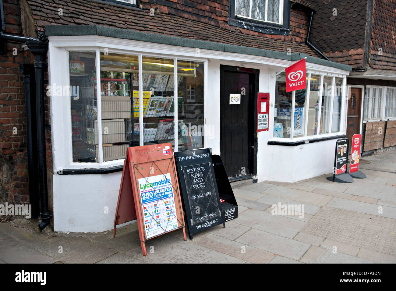 Old uk newsagent hi-res stock photography and images - Alamy