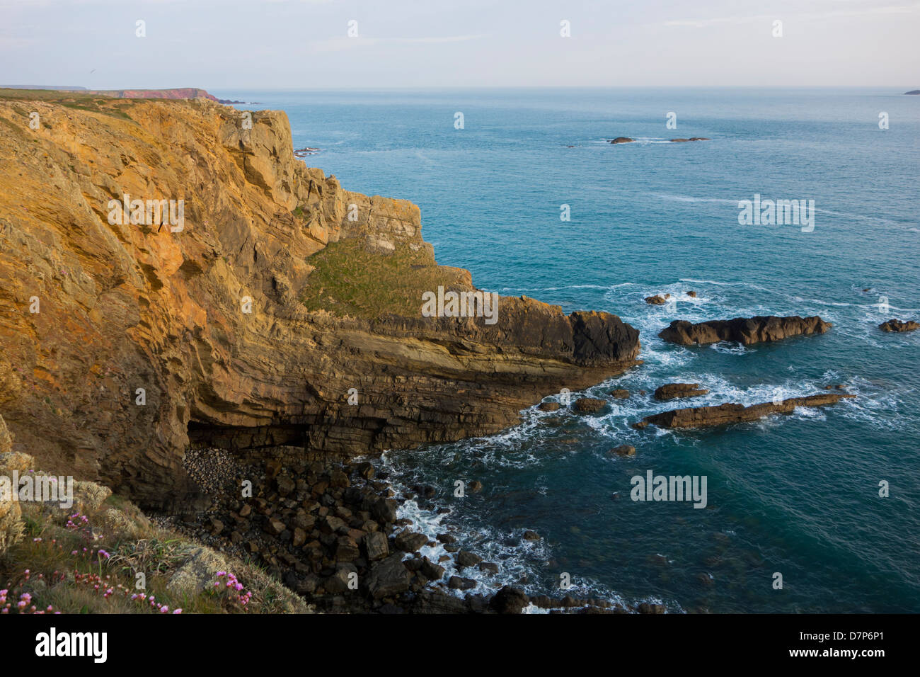 Beautiful, dramatic cliff faces at the Deer Park Headland, Marloes ...