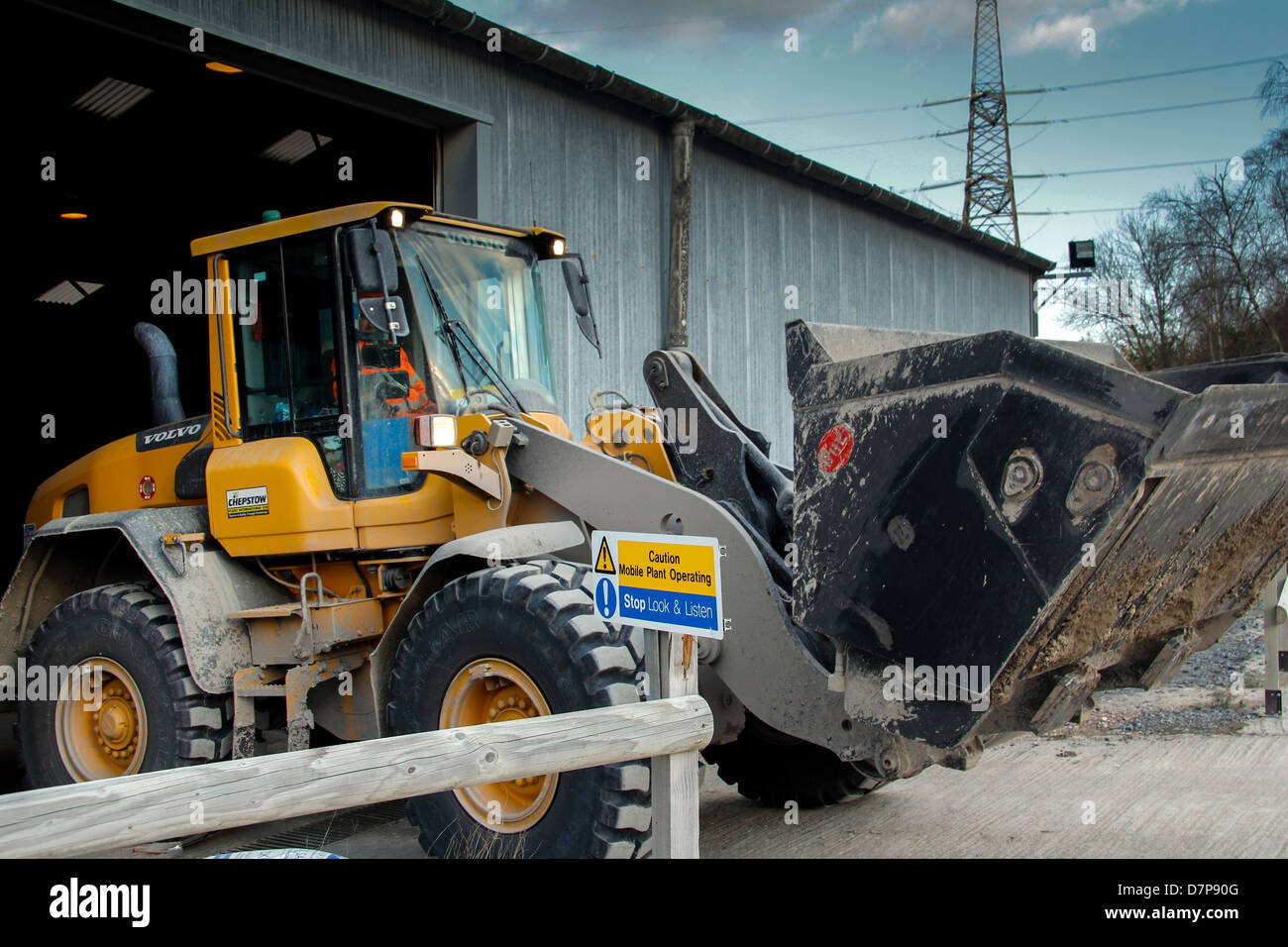 Loading shovel hi-res stock photography and images - Alamy
