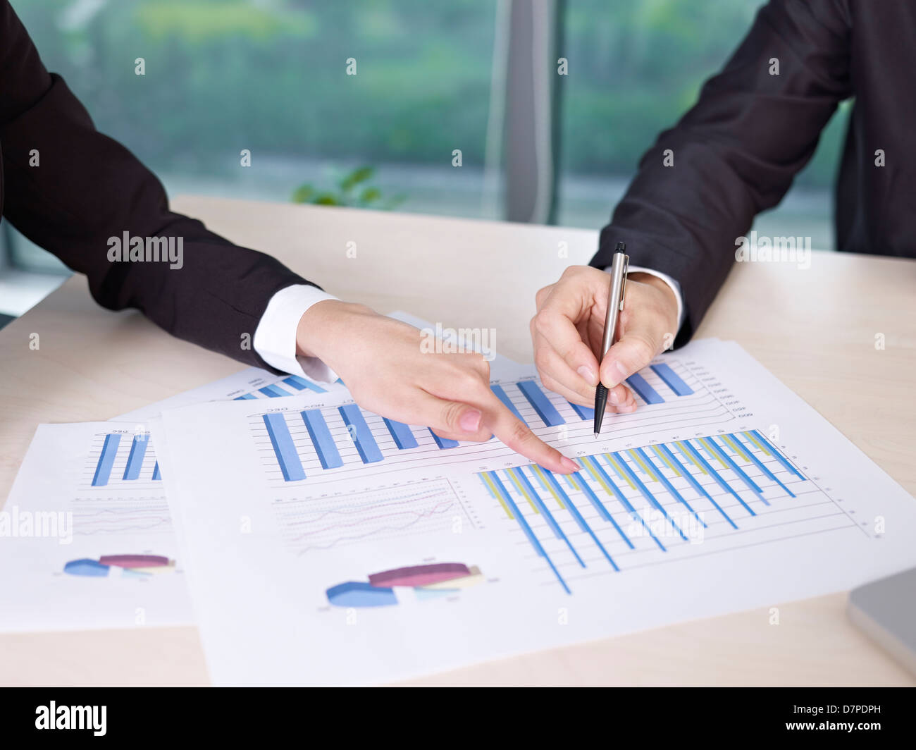 Sales performance graph hi-res stock photography and images - Alamy