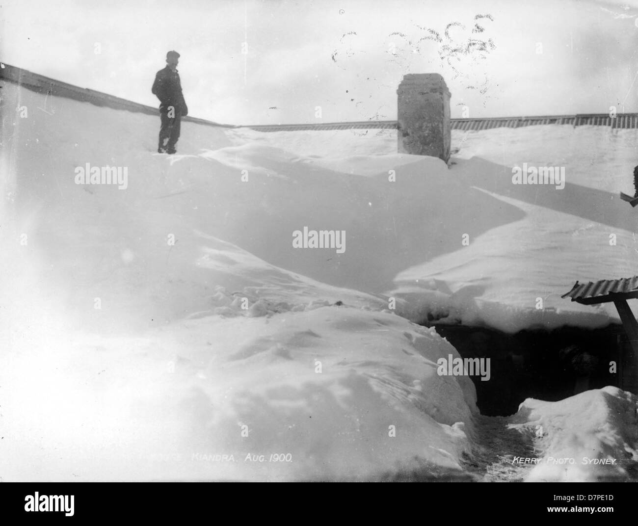 Snow drift roof house hi-res stock photography and images - Alamy