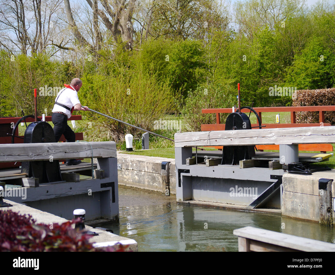Lock Keeper opens a Thames lock gate Stock Photo - Alamy