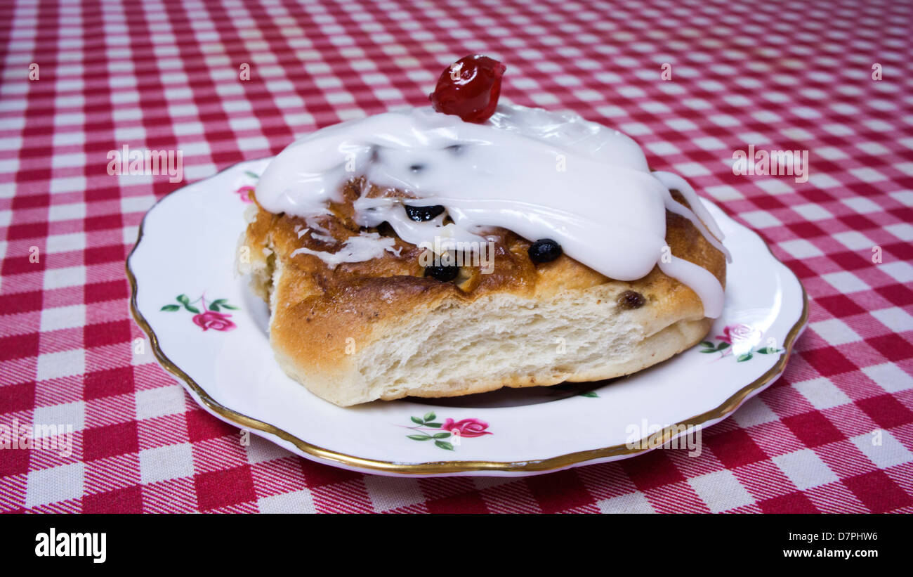 Rose bud decorated gilded plate hi-res stock photography and images - Alamy