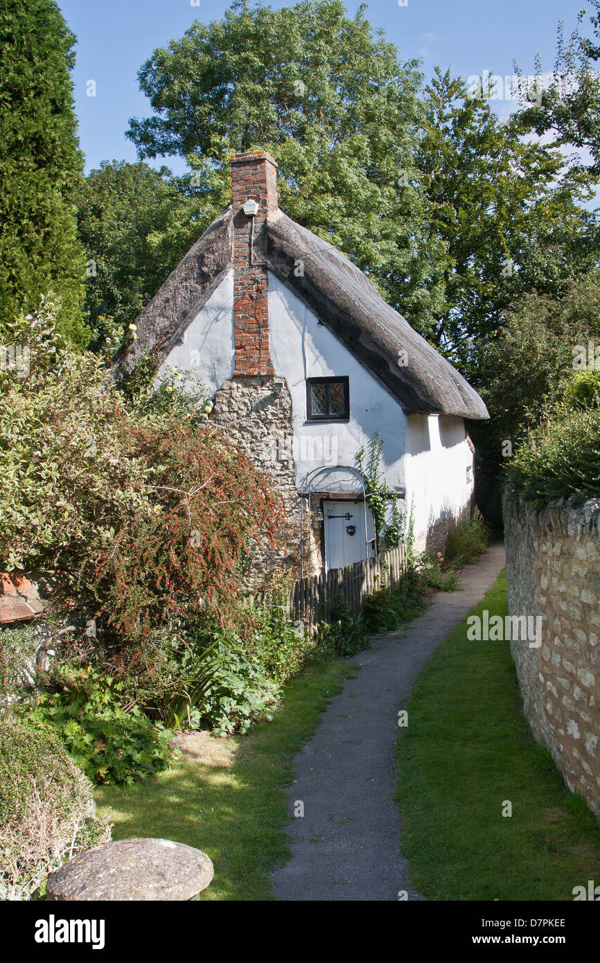Typical english cottage hi-res stock photography and images - Alamy