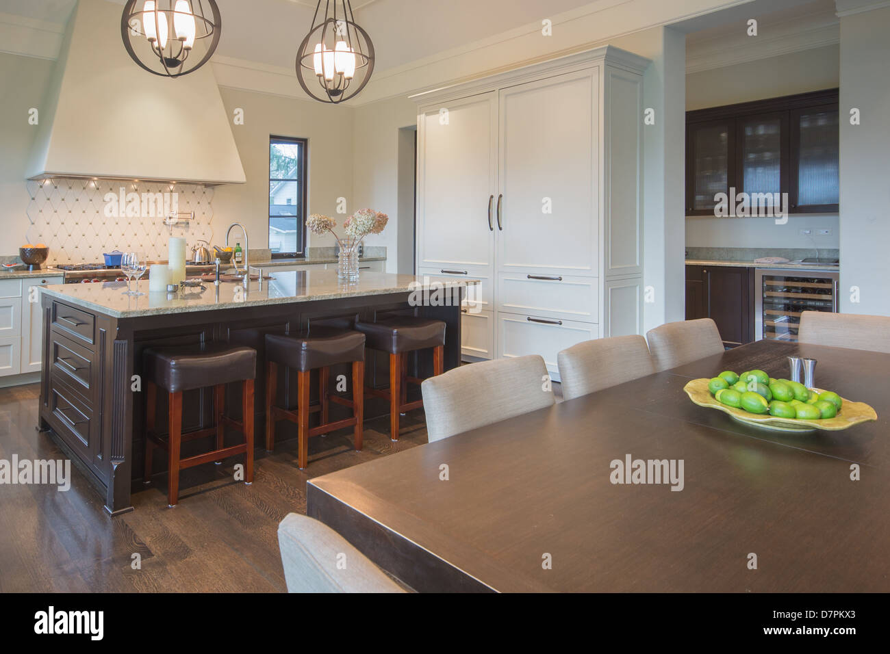 Modern Italian kitchen home Stock Photo - Alamy