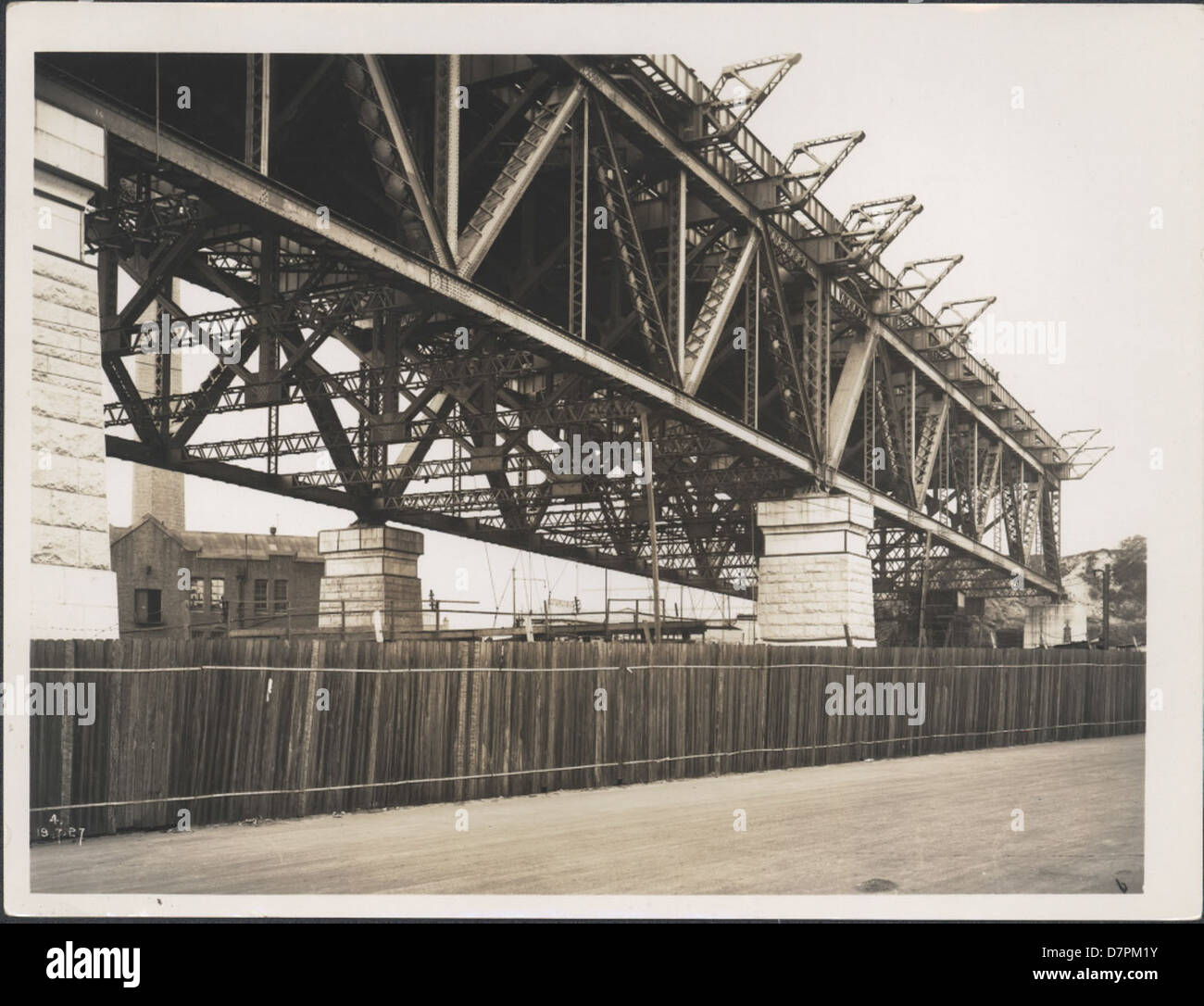 This photograph documents the construction of the Sydney Harbour Bridge ...