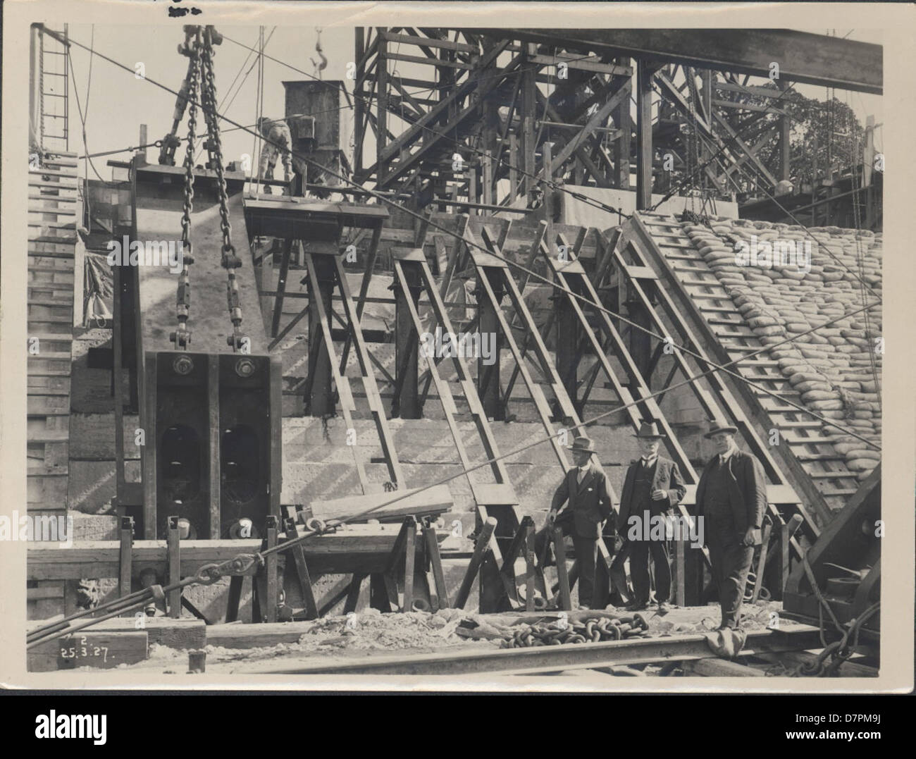 Bridge building in 1930s hi-res stock photography and images - Alamy