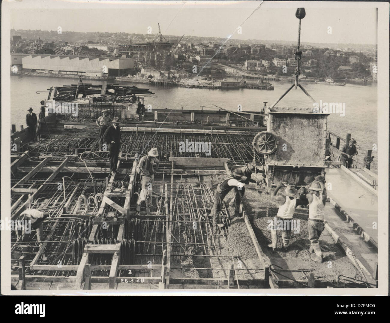 The construction of the Sydney Harbour Bridge, one of Australia's most ...