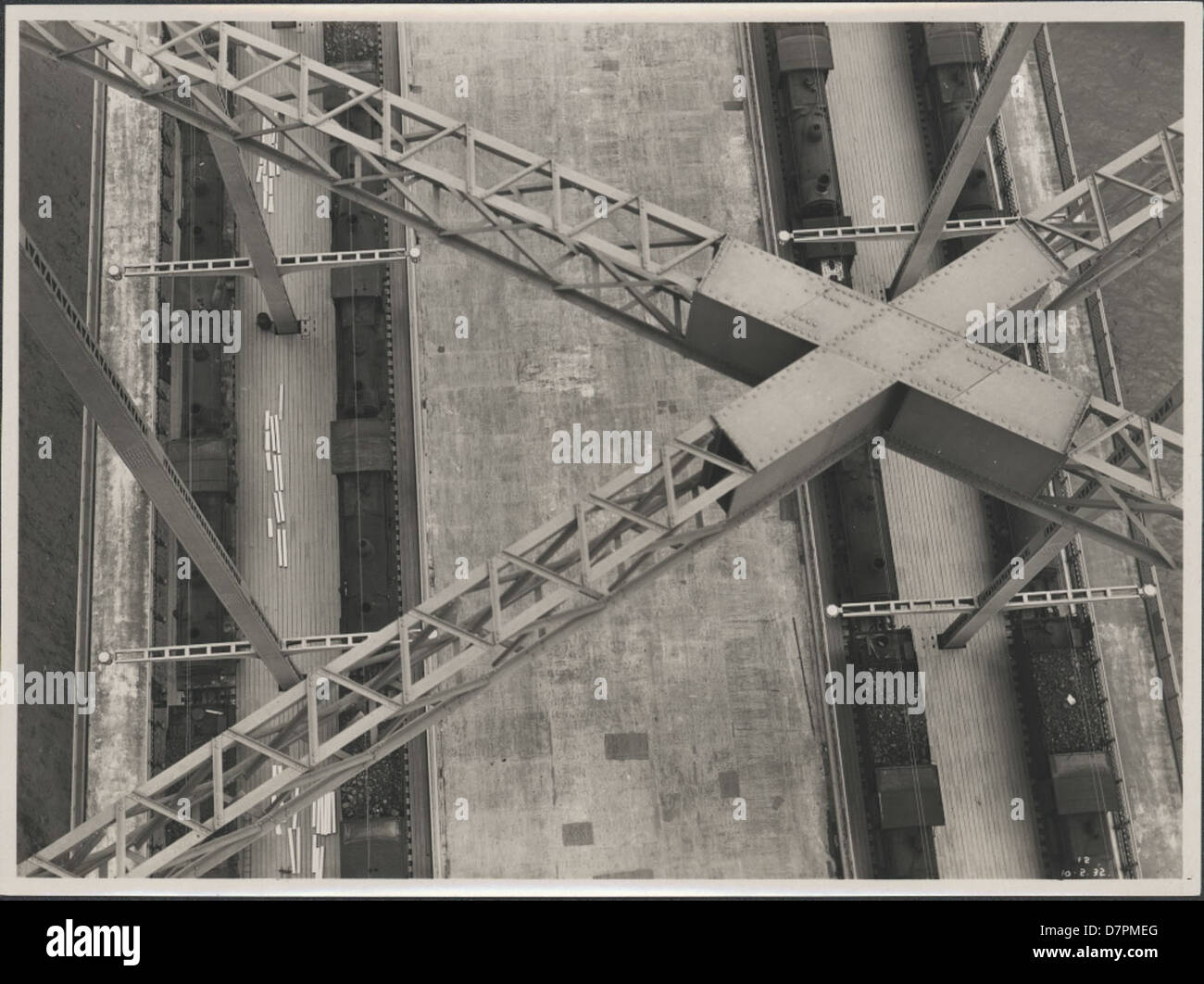 This image documents the construction of the Sydney Harbour Bridge, one ...