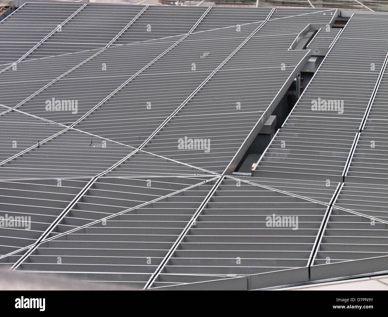 Steel roof trusses hi-res stock photography and images - Alamy