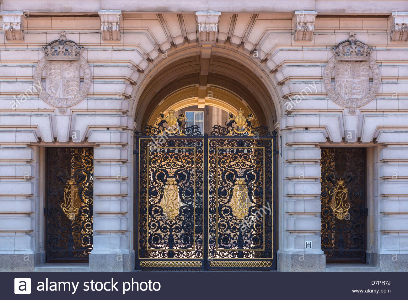 Gate Of Buckingham Palace Stock Photos & Gate Of Buckingham Palace ...