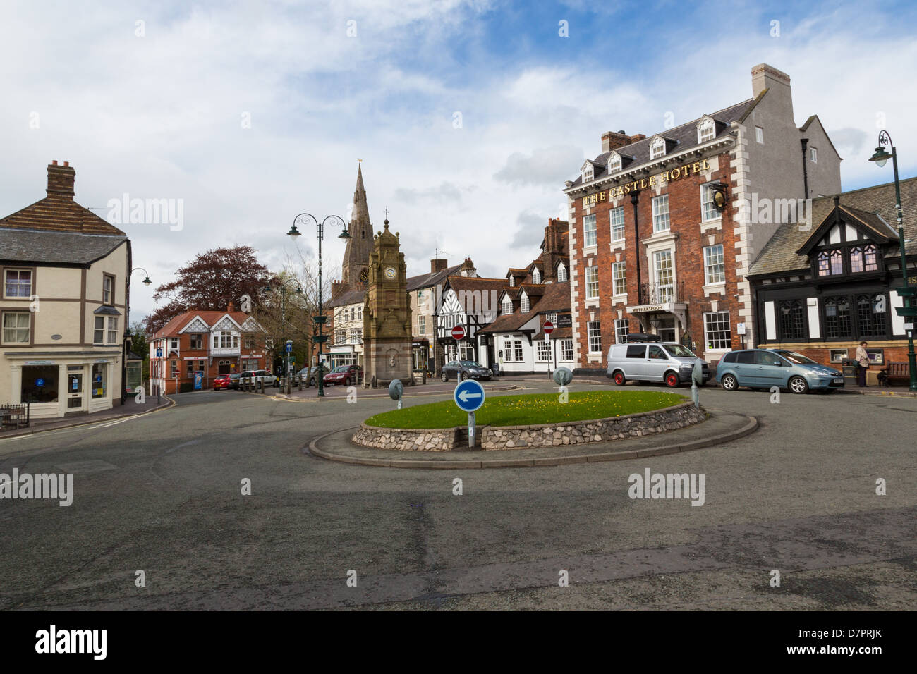 Rhuthun town centre with the Castle Hotel (Wetherspoons Stock Photo - Alamy