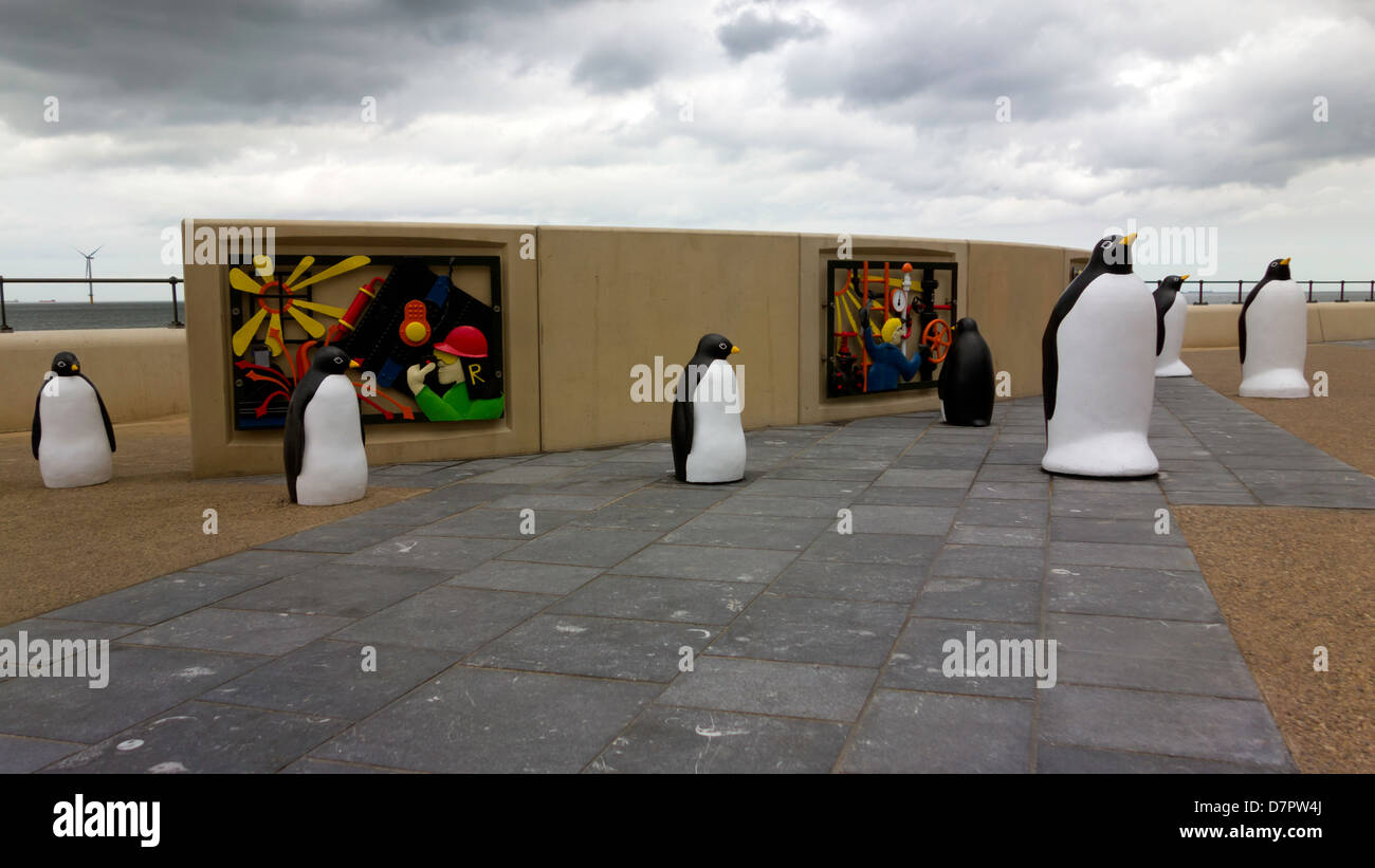 Penguin statue penguins hi-res stock photography and images - Alamy