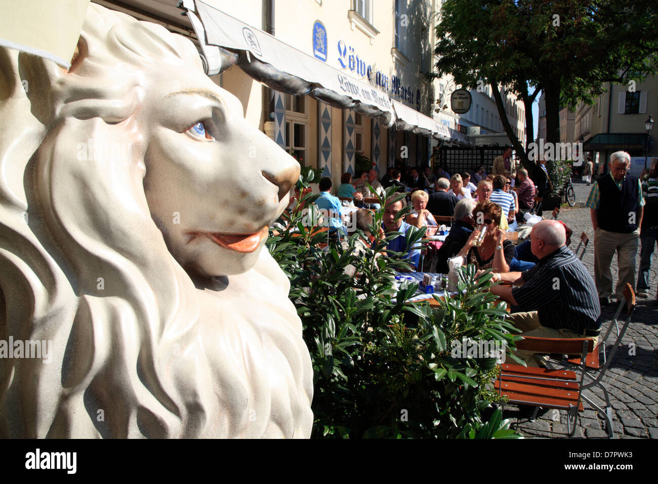 Traditional Restaurant LOEWE at Viktualienmarkt, Munich, Bavaria ...