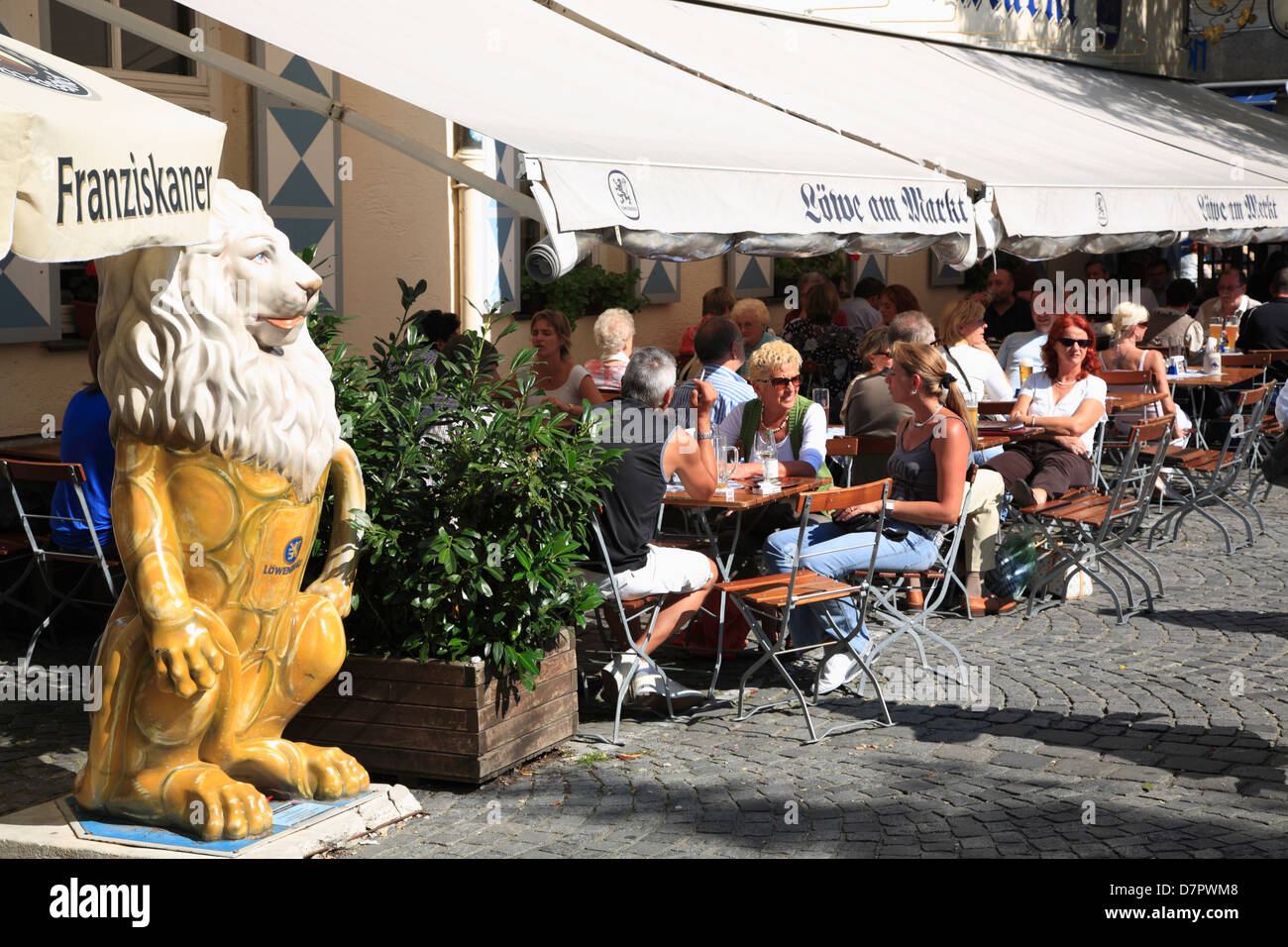 Traditional Restaurant LOEWE at Viktualienmarkt, Munich, Bavaria ...