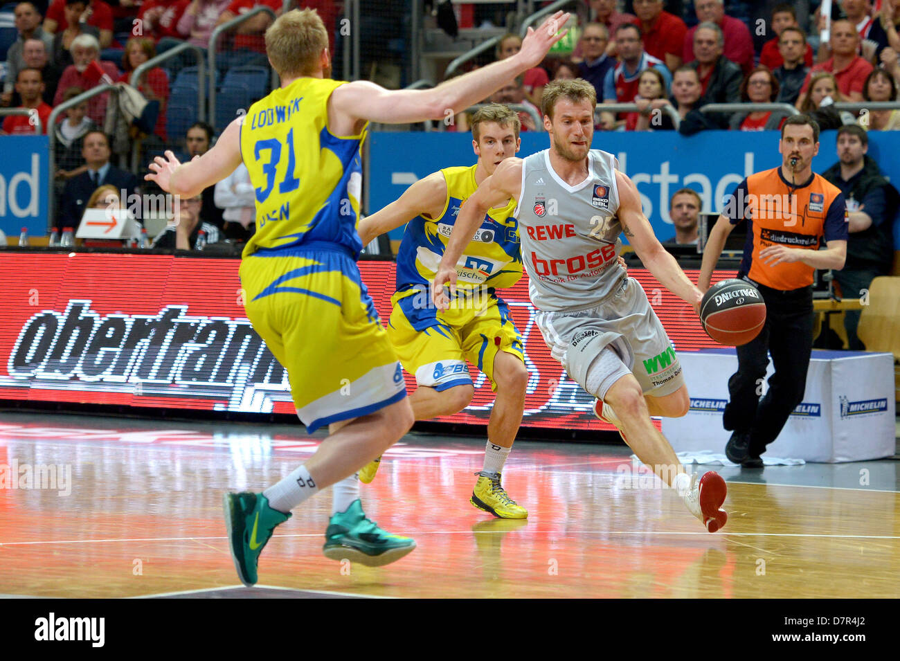 Bamberg's Anton Gavel (R) passes Hagen's Ole Wendt (C) and Abe Lodwick ...