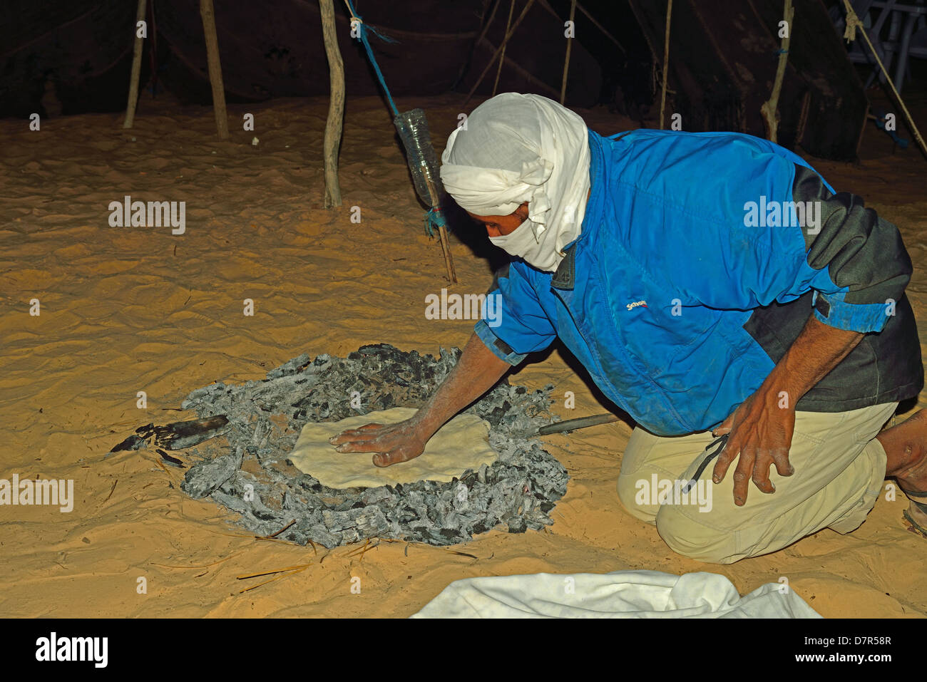 Bedouin making flat bread in the dunes at Douz, South of Tunisia Stock ...