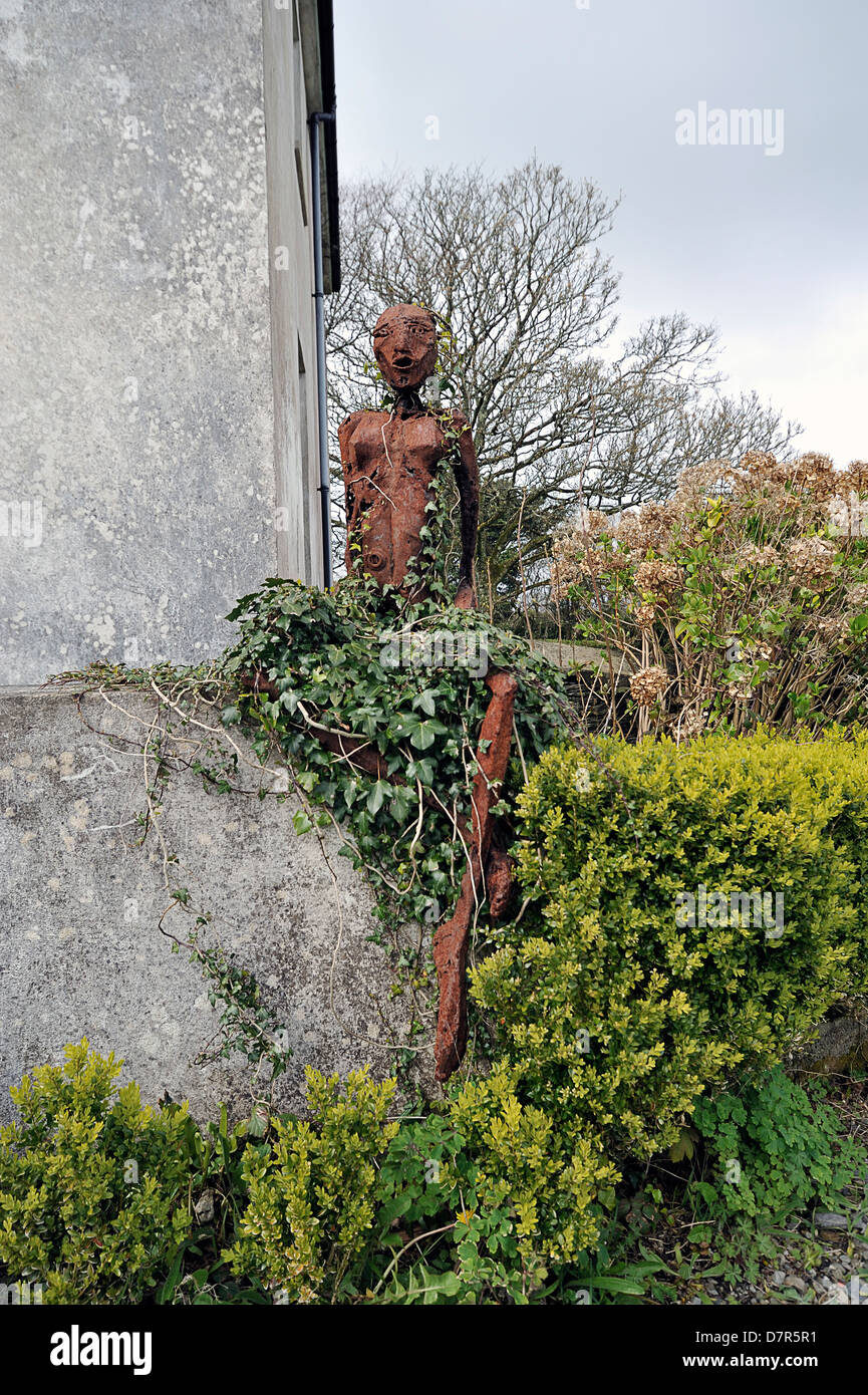 Rusty garden sculpture hi-res stock photography and images - Alamy