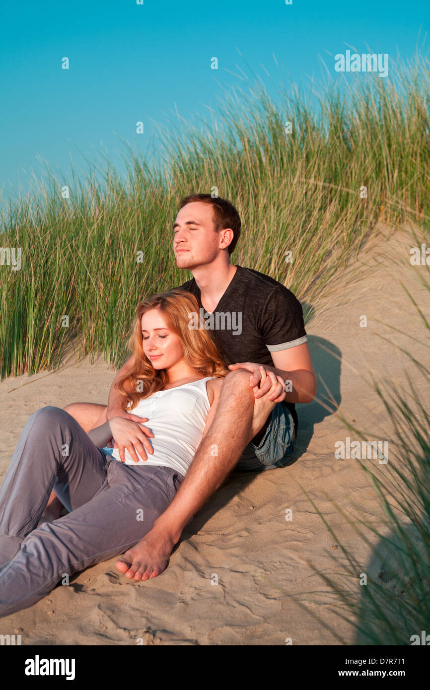 Couples sunbathing hi-res stock photography and images - Alamy