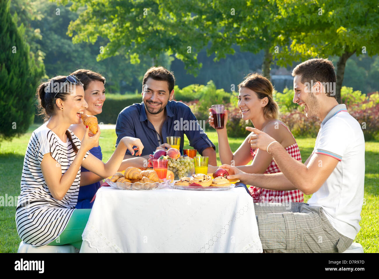 Extended family meal outdoors hi-res stock photography and images - Alamy