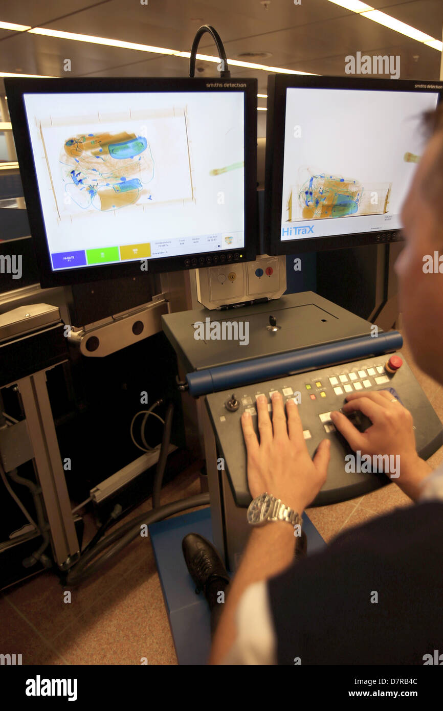 Security check point hi-res stock photography and images - Alamy