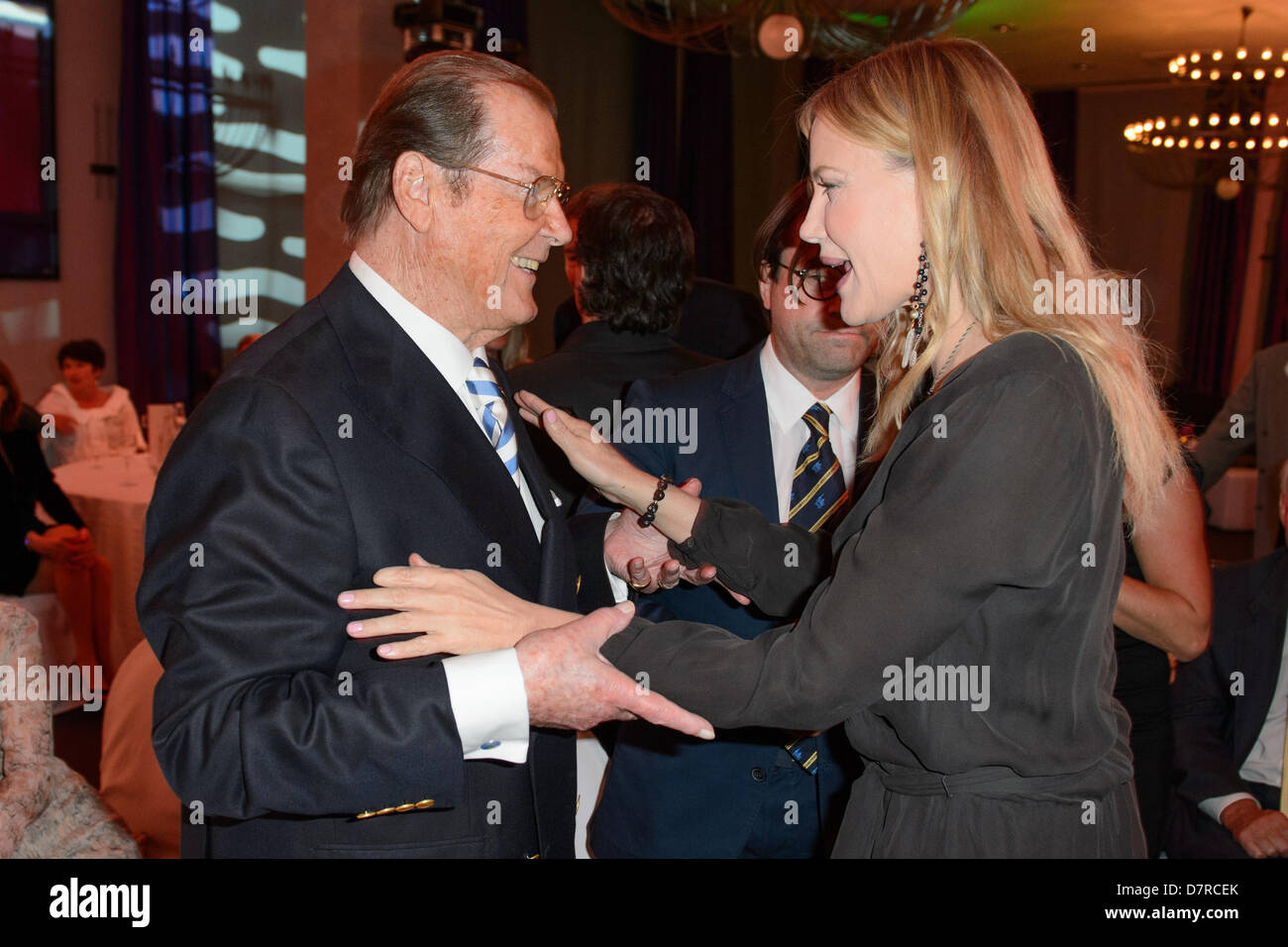 Blankenfelde-Mahlow, Germany. 12th May, 2013. Sir Roger Moore and Daryl ...