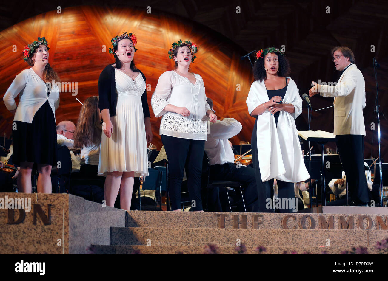 Actors from the Commonwealth Shakespeare Co. perform with the Boston ...