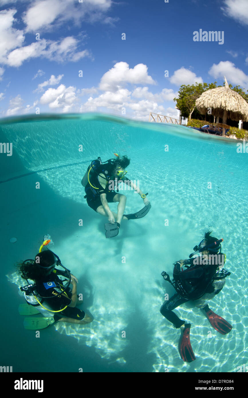 Scuba diving pool female hi-res stock photography and images - Alamy