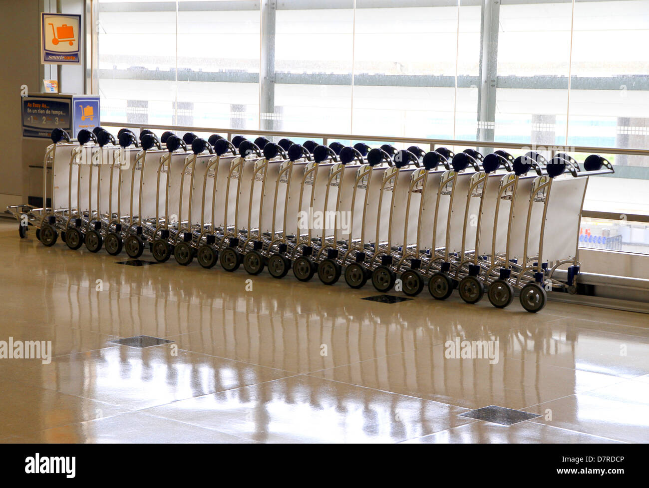 Luggage buggy hi-res stock photography and images - Alamy