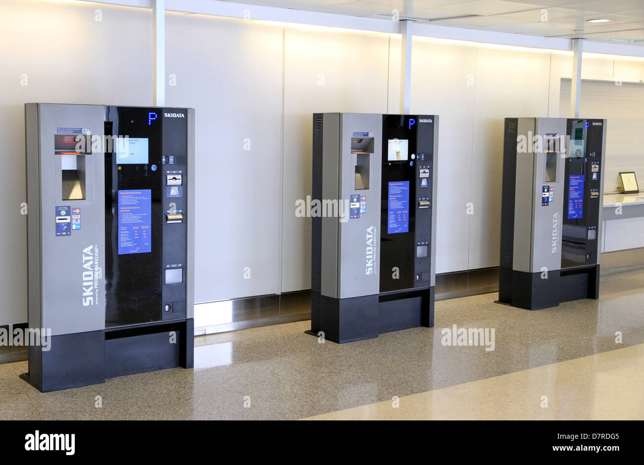 Automatic fare machine hi-res stock photography and images - Alamy