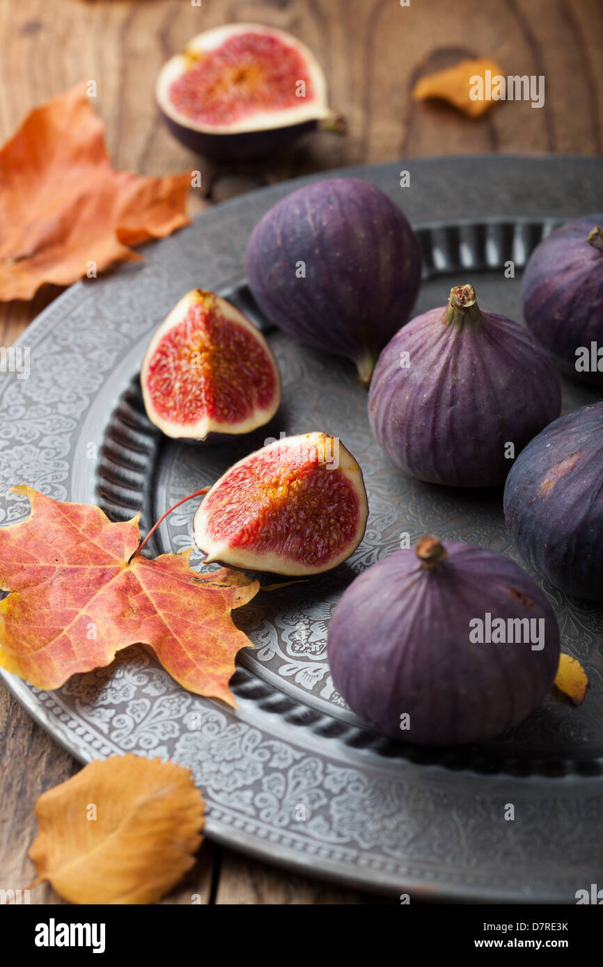 fresh figs and autumn leaves Stock Photo - Alamy