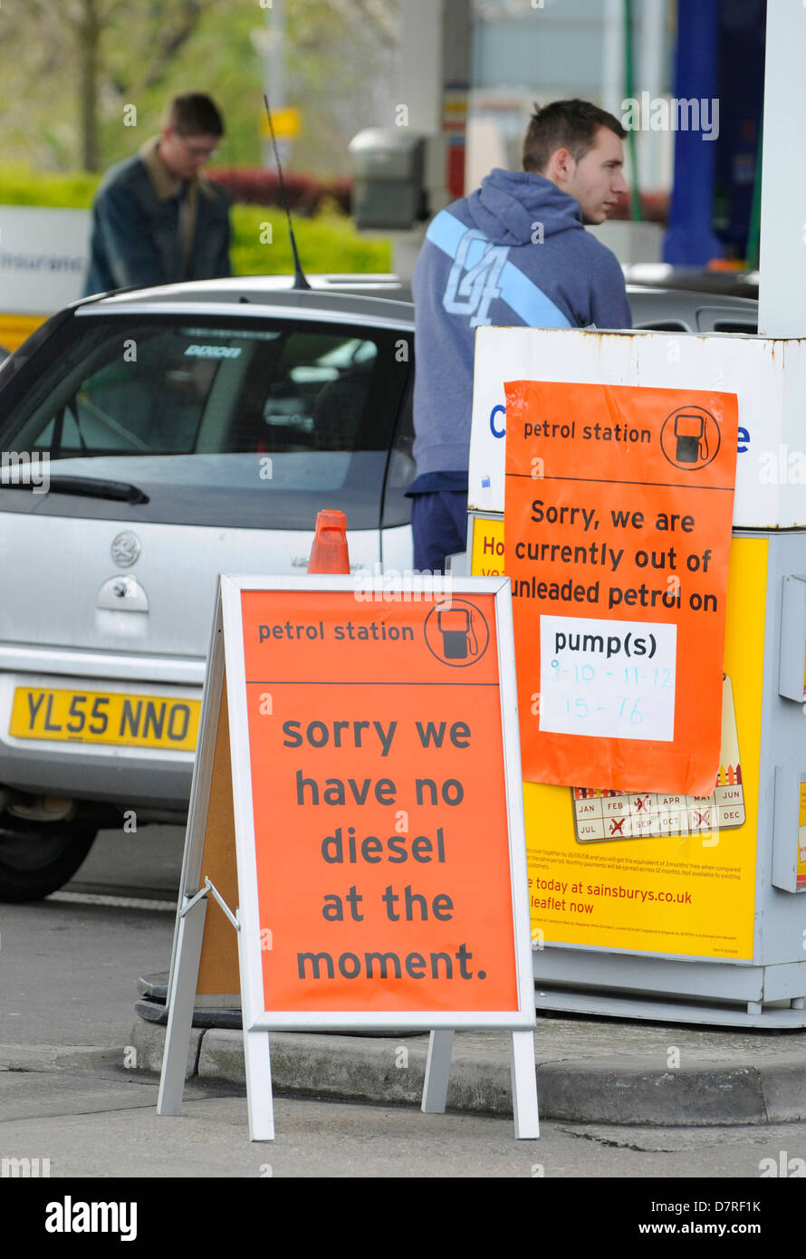 Signs warning of no fuel at a filling station Stock Photo - Alamy