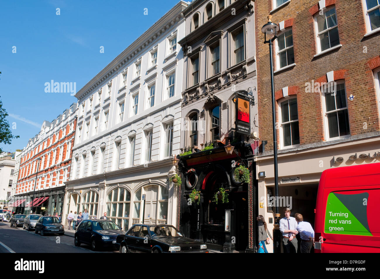 Long acre london hi-res stock photography and images - Alamy