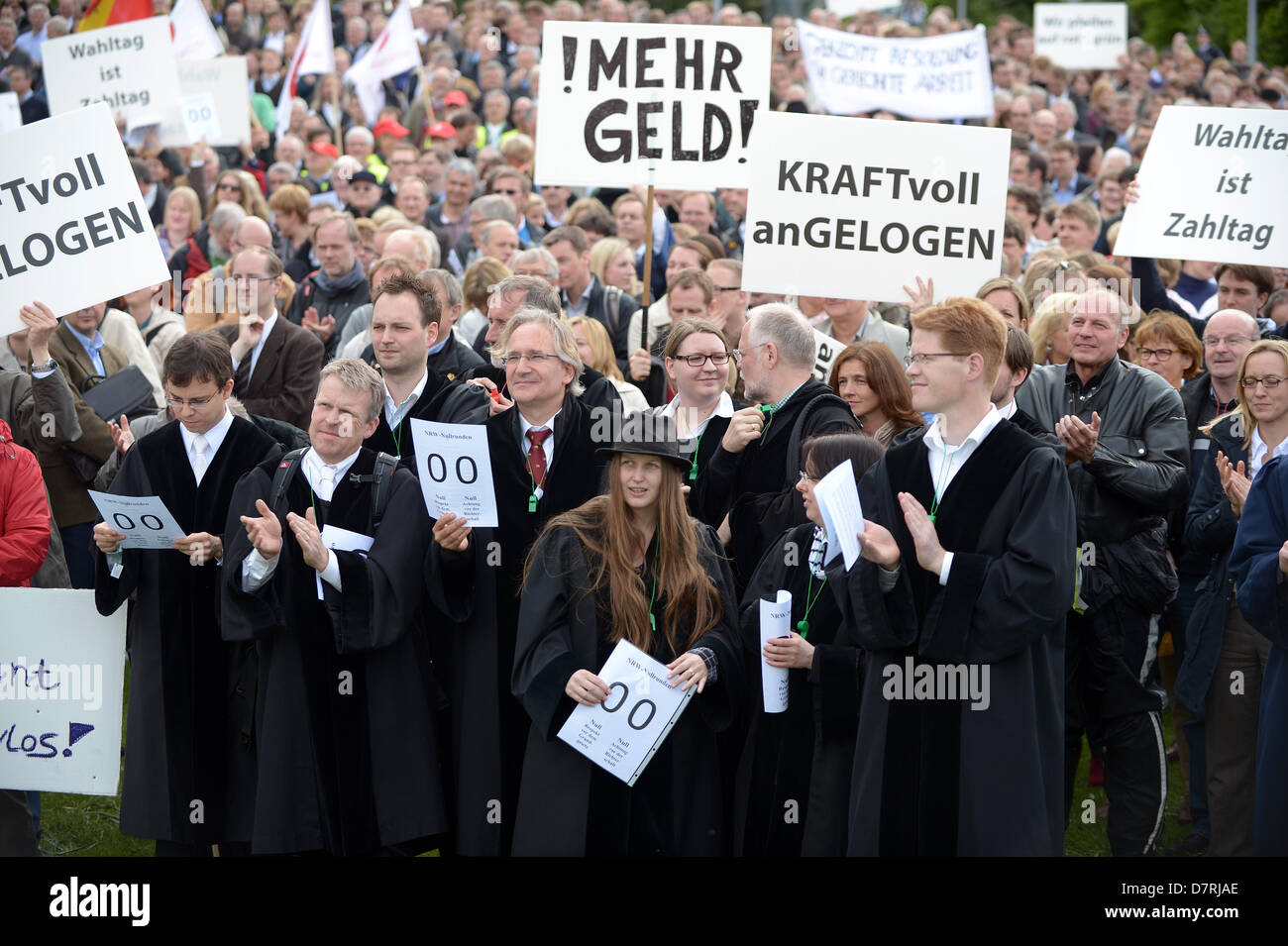 Judicial robes hi-res stock photography and images - Alamy