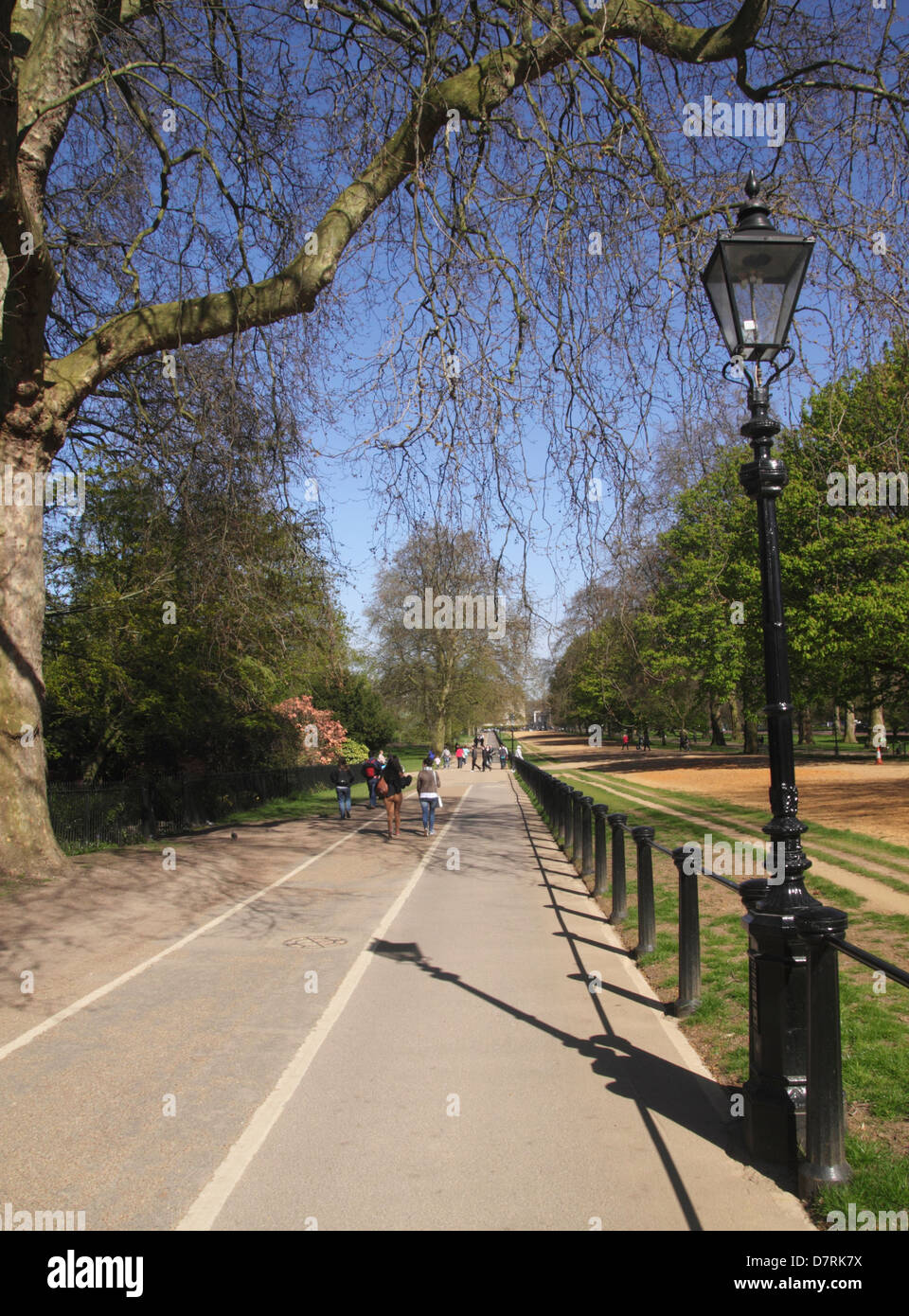 Footpath and cycle lane at Hyde Park London Stock Photo - Alamy