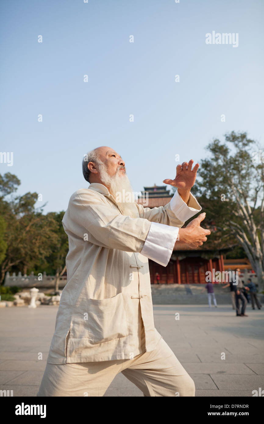Chinese people practicing tai ji hi-res stock photography and images ...