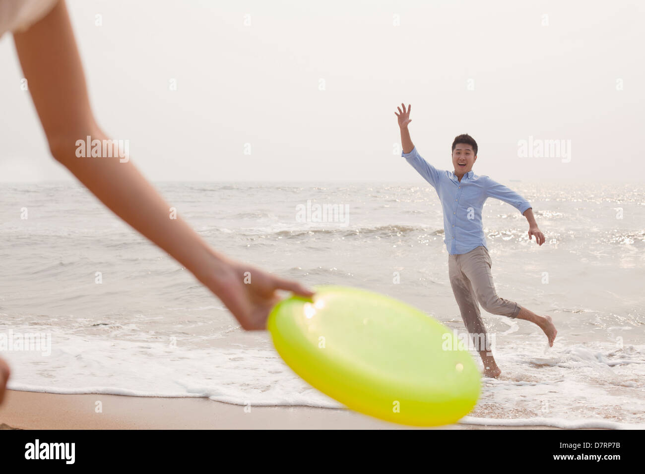 Man throwing frisbee beach hi-res stock photography and images - Alamy