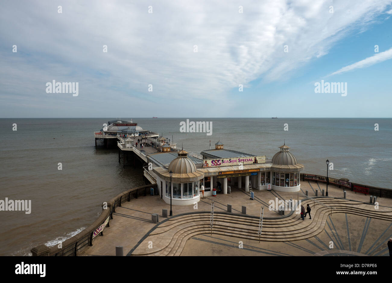 Windy day pier hi-res stock photography and images - Alamy