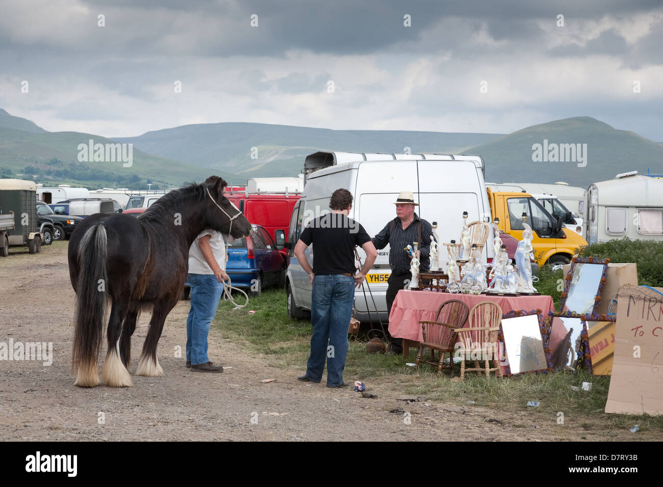 Uk market stall conversation hi-res stock photography and images - Alamy