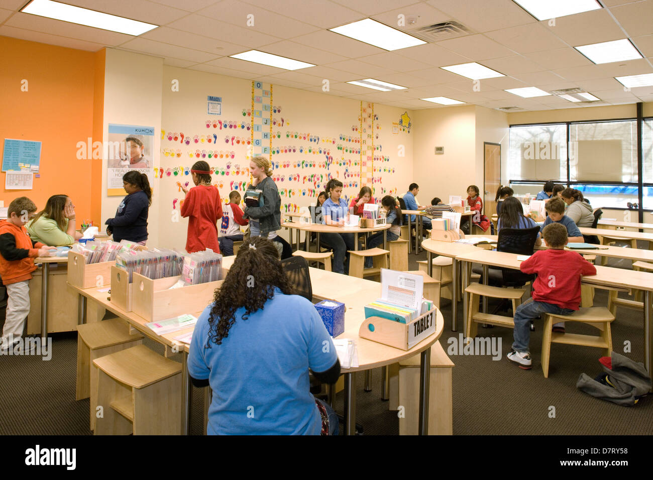 students in classroom setting Stock Photo - Alamy