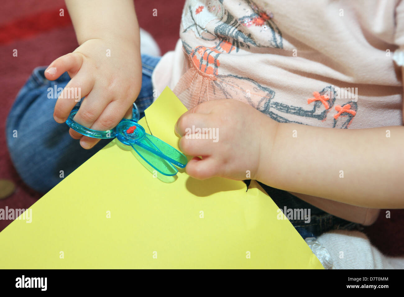 Child cutting paper hi-res stock photography and images - Alamy