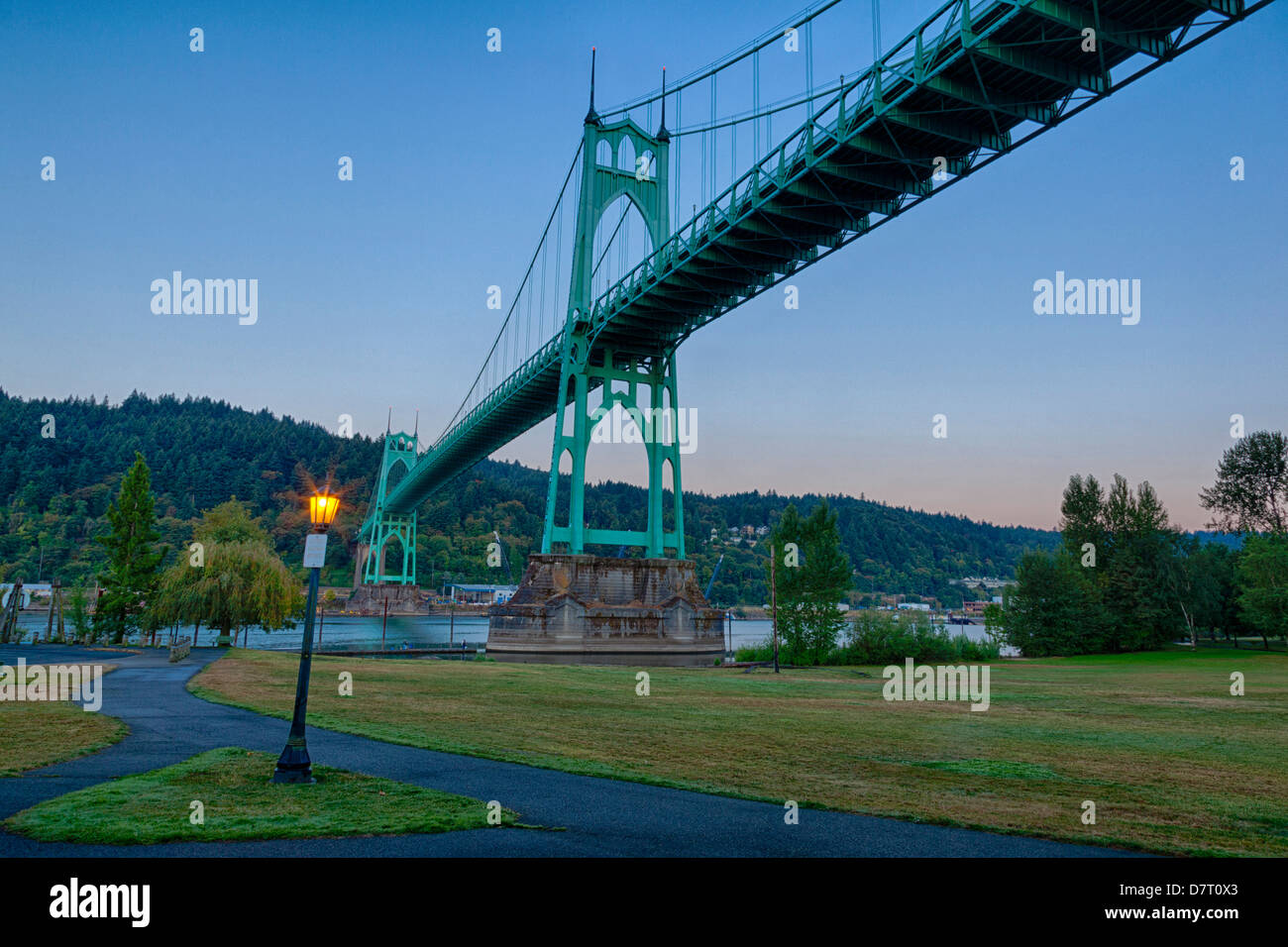 USA, Oregon, Portland, Cathedral Park, St. Johns Bridge in the predawn ...