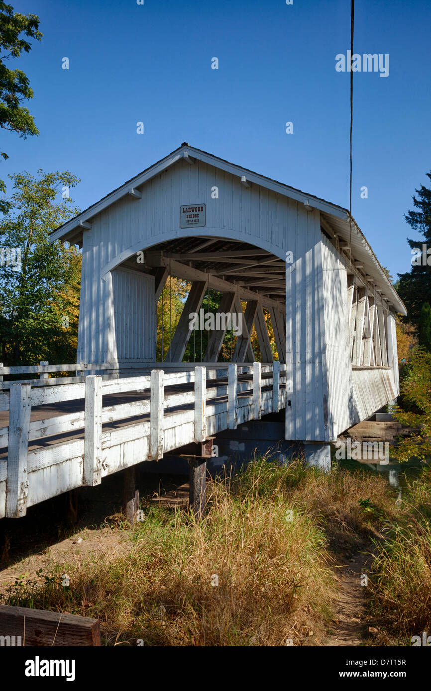 USA, Oregon, Scio, the Larwood Bridge, covered bridge over Crabtree ...