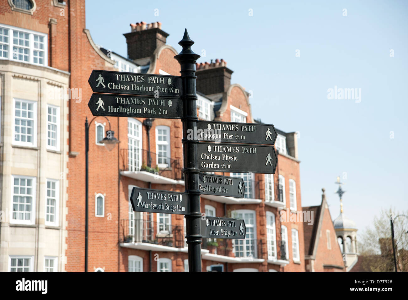 Thames Path signs on the Chelsea Embankment Stock Photo - Alamy